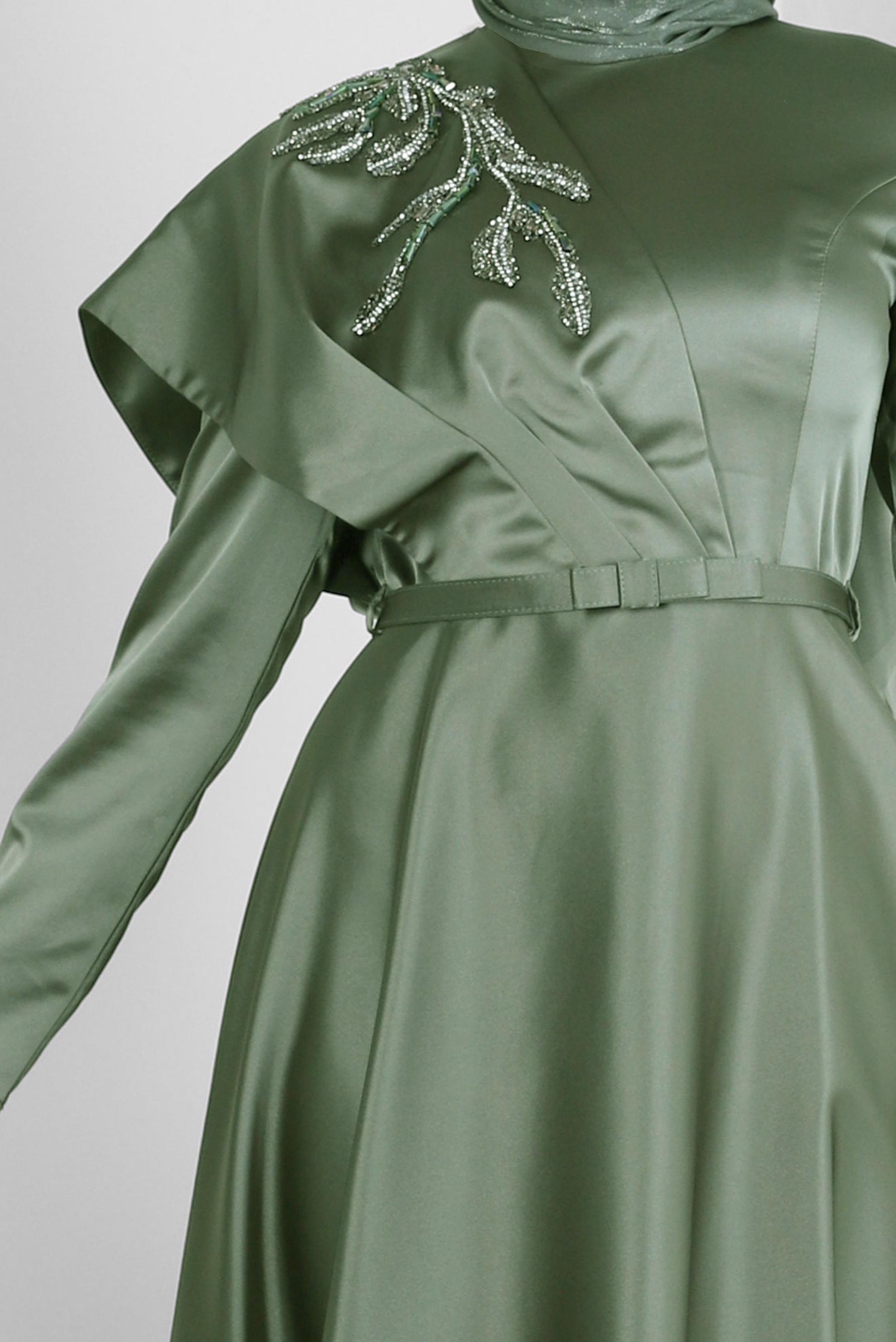 EMBROIDERED BELTED SATIN EVENING DRESS 50300 | ALVİNA